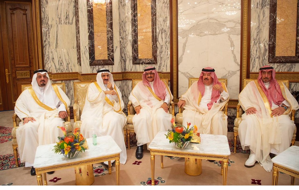 بالصور.. الملك سلمان يستقبل المهنئين بعيد الفطر المبارك - معلومات مباشر