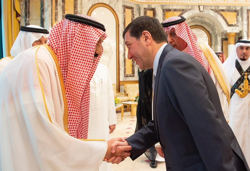 بالصور.. الملك سلمان يستقبل المهنئين بعيد الفطر المبارك - معلومات مباشر